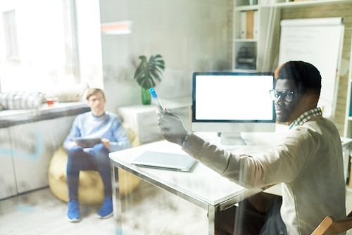 유토이미지 | Portrait of African IT professional working in web studio ...