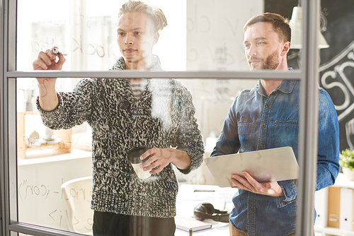 유토이미지 | Confident programming team coding information while developing ...