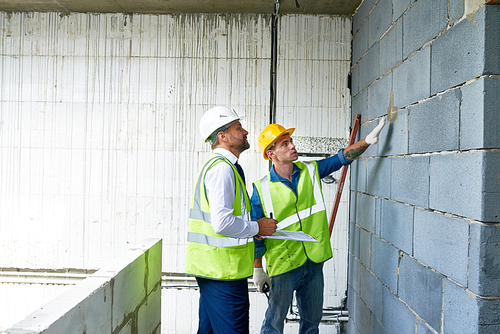 Portrait of foreman and supervisor discussing finishing works on ...