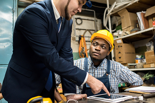 유토이미지 | African American lathe operator wearing overall and hardhat ...