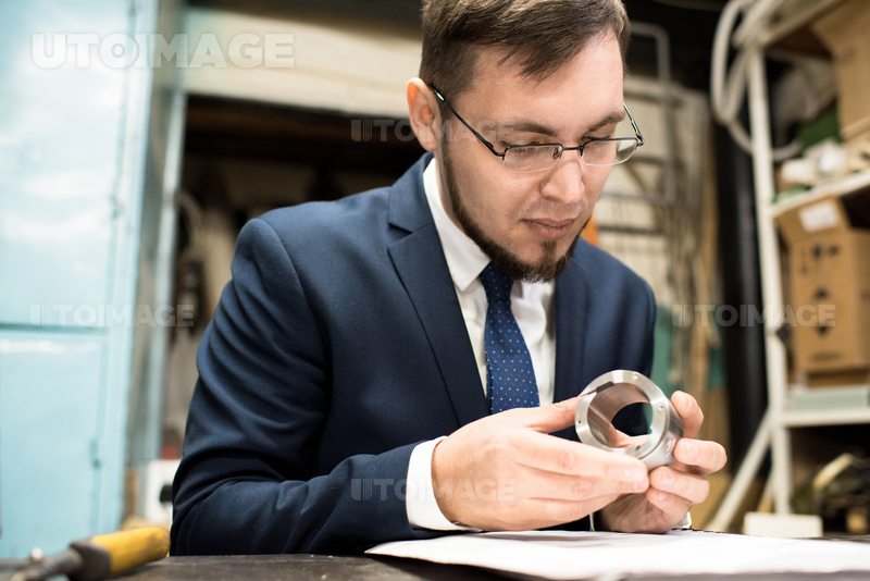 유토이미지 | Waist-up portrait of handsome young inspector wearing ...