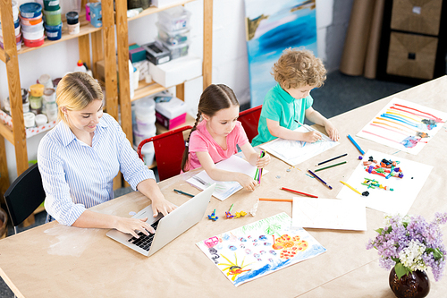 유토이미지 | Children learning to draw in art lesson with teacher typing on ...