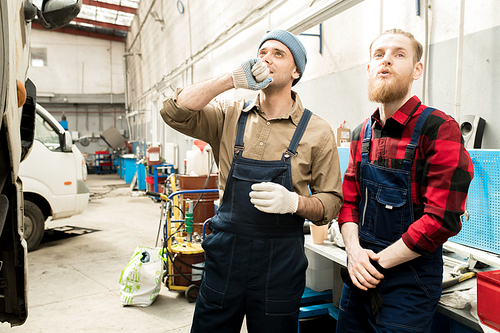 유토이미지 | Portrait of professional handsome male car mechanics in ...