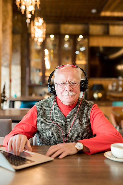 유토이미지 | Serious senior man with mustache wearing stylish outfit sitting ...