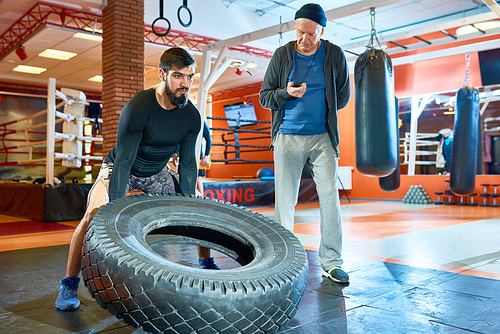 유토이미지 | Full length portrait of bearded Middle-Eastern man flipping ...