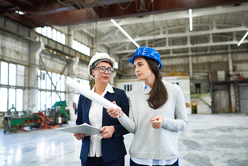 유토이미지 | Middle-aged inspector in formalwear holding clipboard in hands ...