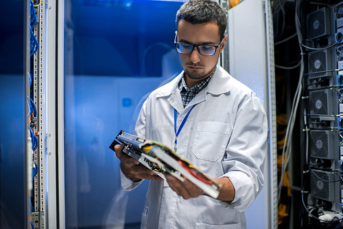 유토이미지 | Portrait of young man wearing lab coat and glasses holding ...