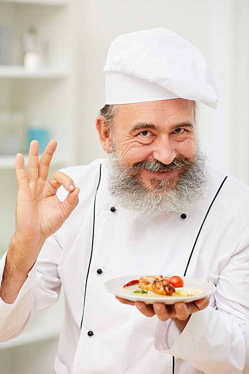 유토이미지 | Portrait of cheerful senior chef presenting beautiful Italian ...