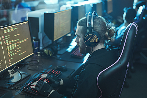 유토이미지 | Serious concentrated bearded web developer with beard and ...