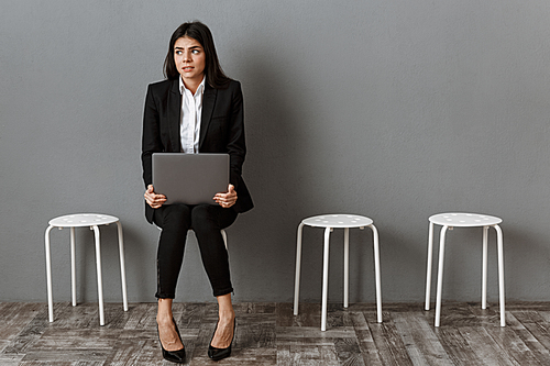 유토이미지 | scared businesswoman in suit with laptop waiting for job interview