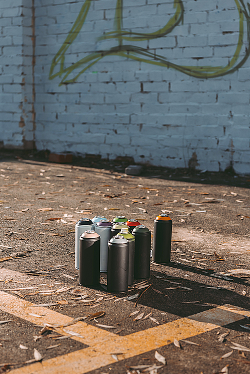 유토이미지 | cans with colorful spray paint for graffiti on asphalt