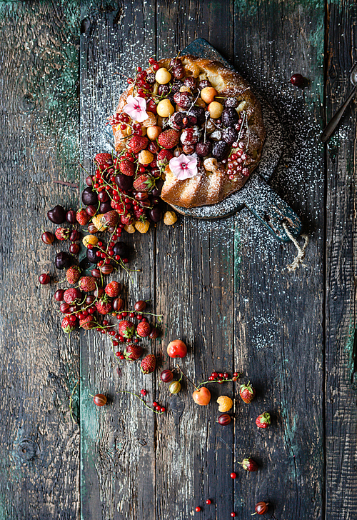 유토이미지 | elevated view of appetizing cake with fruits and berries on ...
