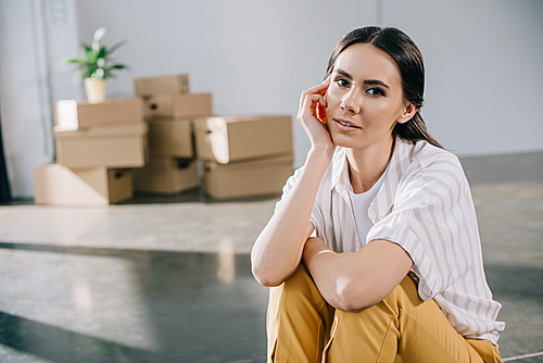 유토이미지 | beautiful young woman while sitting in new office during relocation