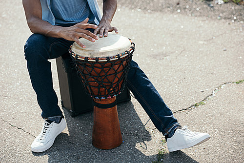 유토이미지 | Cropped view of African american man with djembe performing on ...
