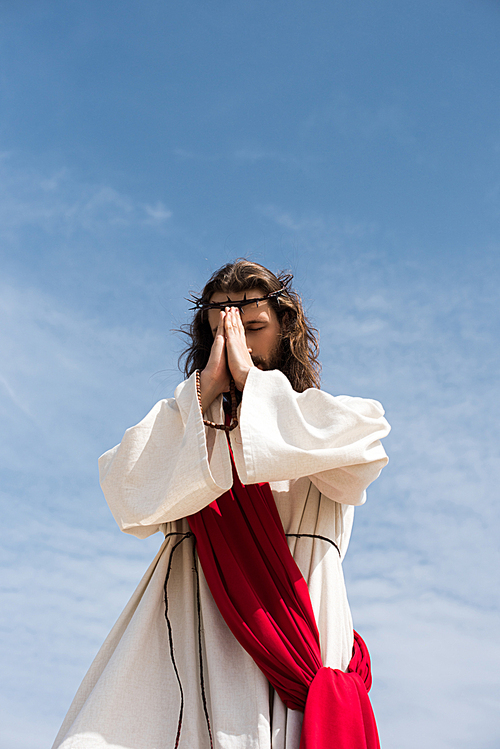 유토이미지 | low angle view of Jesus Christ in robe, red sash and crown of ...