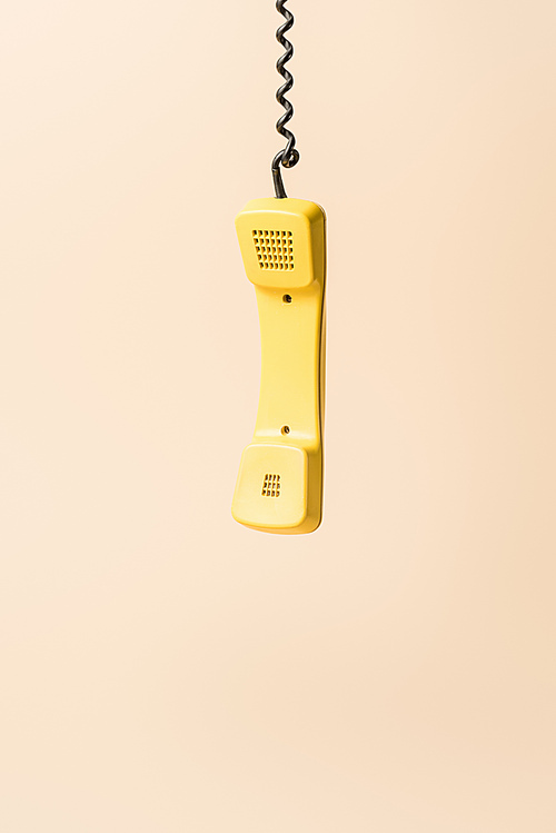 yellow vintage phone tube on beige | 유토이미지 | 상세페이지 | 베이직샵 | 사진 | 21187502