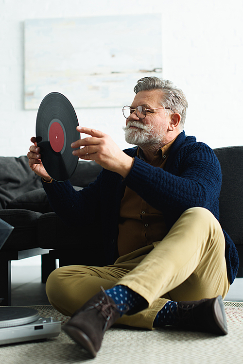 유토이미지 | smiling stylish senior man in eyeglasses holding vinyl record ...