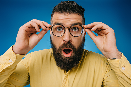유토이미지 Surprised Bearded Man In Eyeglasses Isolated On Blue