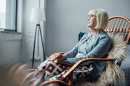 유토이미지 | selective focus of senior woman sitting in wicker rocking chair ...