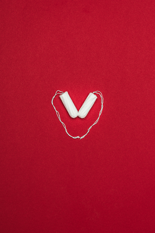 top view of arranged in heart menstrual tampons isolated on red | 유토이미지 | 상세페이지 | 베이직샵 | 사진 ...