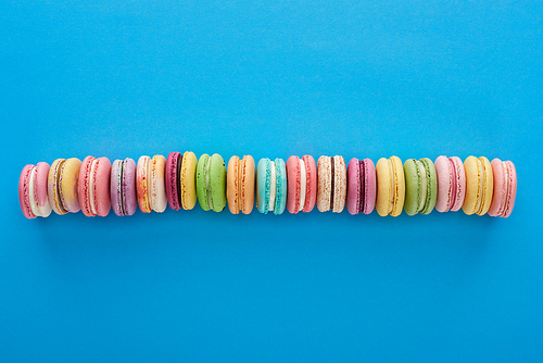 유토이미지 | top view of multicolored delicious French macaroons in line on ...