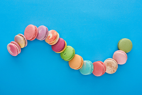 유토이미지 | top view of multicolored delicious French macaroons in curved ...