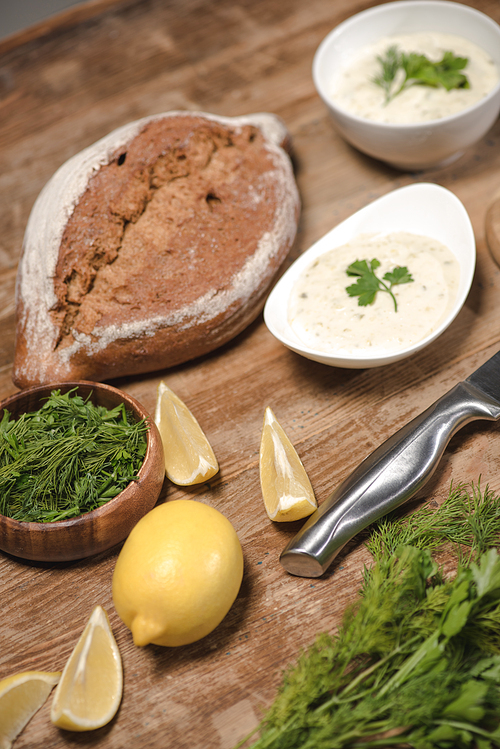 유토이미지 | Homemade tzatziki sauce with bread and raw ingredients on ...