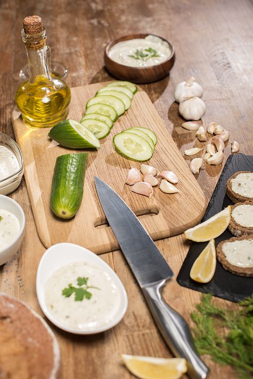 유토이미지 | Tzatziki sauce with fresh ingredients and bread on wooden table