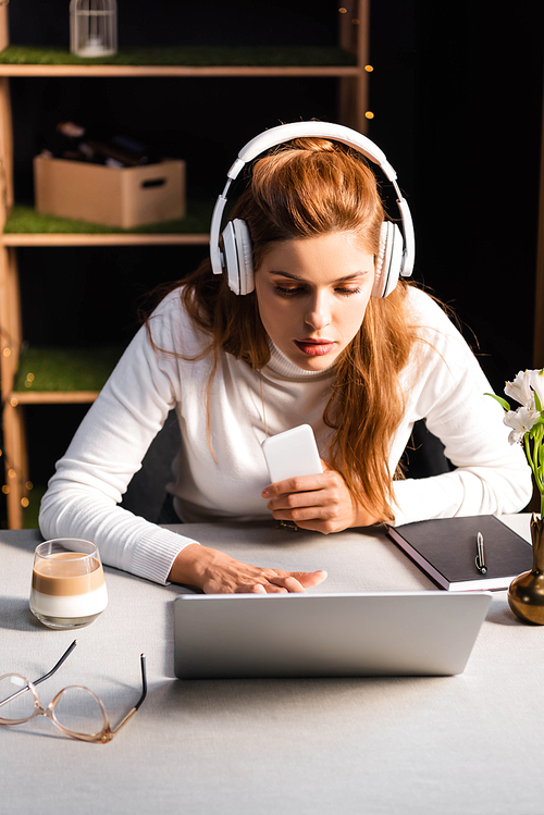 유토이미지 | beautiful focused woman in headphones watching webinar on ...