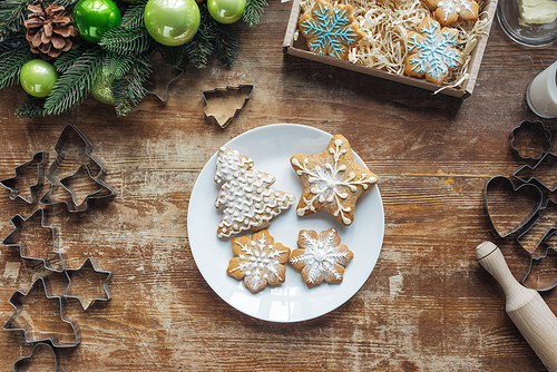 유토이미지 | flat lay with christmas cookies on plate on wooden surface with ...