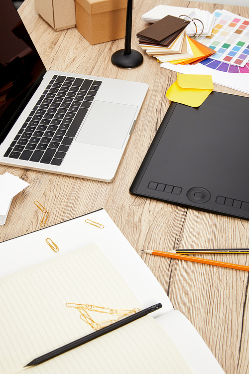 유토이미지 | close up view of laptop, graphic tablet, notebooks and pallet ...