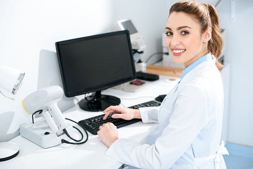 유토이미지 | attractive female ophthalmologist working with computer in clinic