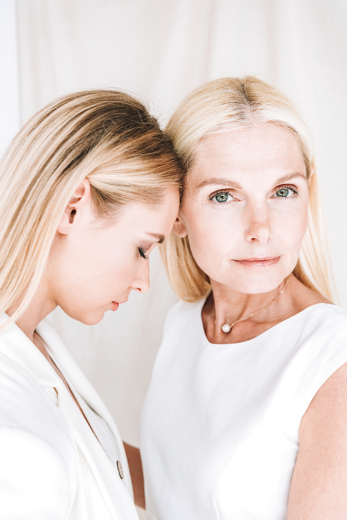유토이미지 Beautiful Elegant Blonde Mother And Daughter Embracing On Beige