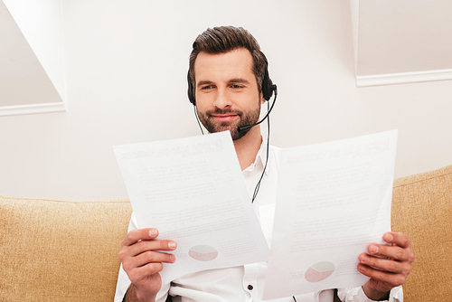 유토이미지 | Selective focus of smiling teleworker in headset working with ...