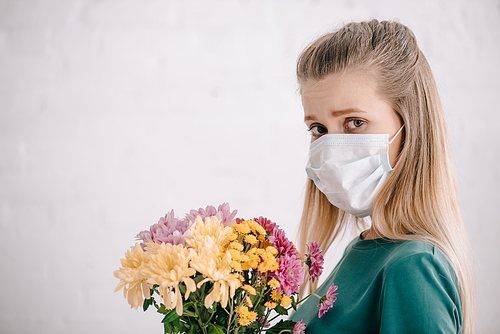유토이미지 | blonde woman with pollen allergy wearing medical mask and ...