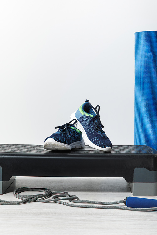 유토이미지 | step platform, blue fitness mat, skipping rope and sneakers on ...