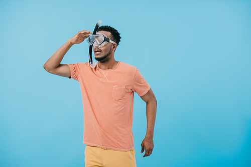 유토이미지 | african american man in diving mask standing isolated on blue