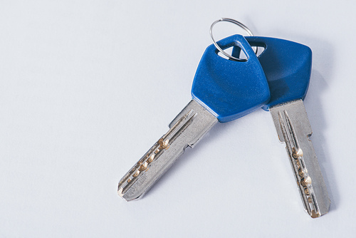 top view of two house keys on white surface | 유토이미지 | 상세페이지 | 베이직샵 | 사진 ...