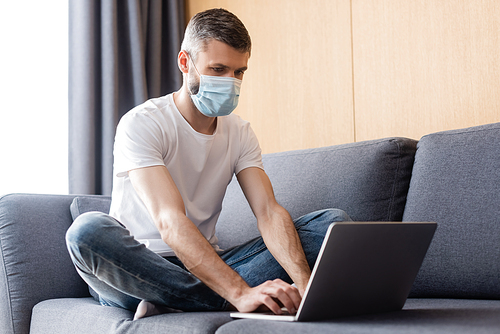 유토이미지 | Selective focus of teleworker in medical mask using laptop ...