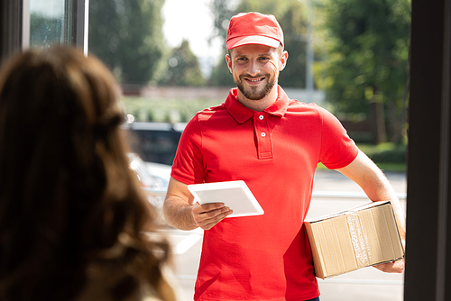 유토이미지 | selective focus of cheerful delivery man holding digital tablet ...