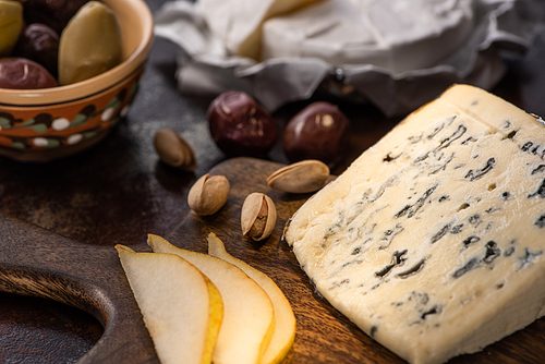 유토이미지 | close up view of dorblu cheese with sliced pear, olives and ...