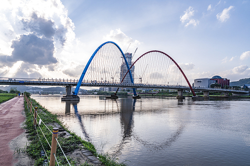 유토이미지 | 엑스포다리