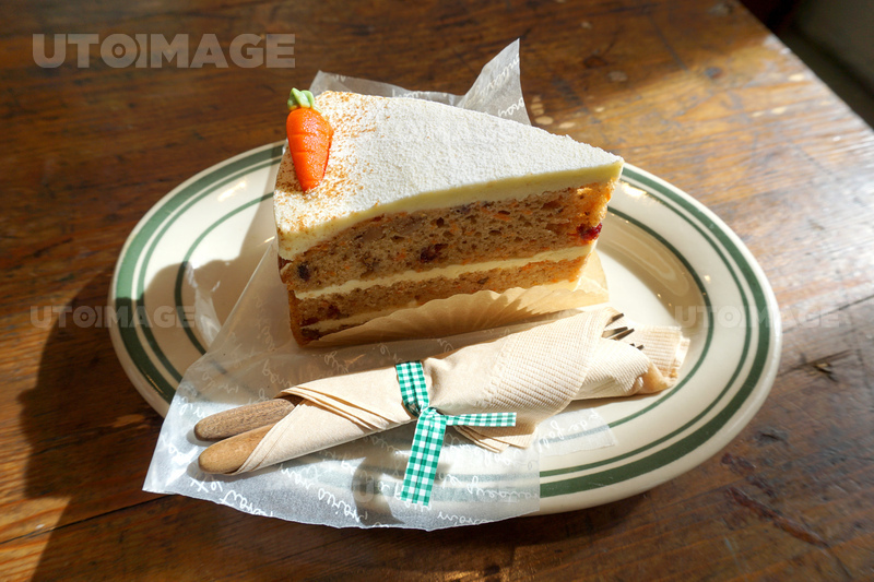 햇살 아래 당근케이크 한 조각 | 유토이미지 | 상세페이지 | 베이직샵 | 사진 | 21575523
