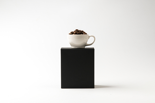 블랙상자위에 커피잔과 원두 | 유토이미지 | 상세페이지 | 베이직샵 | 사진 | 21976103