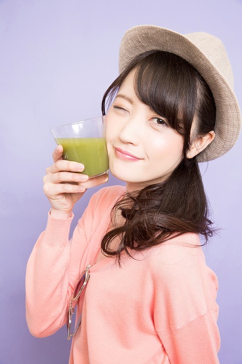 그린 스무디를 마시는 여자 | 유토이미지 | 상세페이지 | 베이직샵 | 21997896